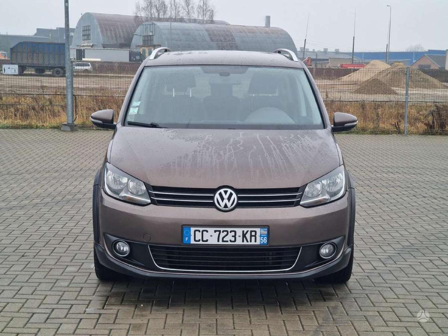 Brown Volkswagen Touran 2012 in Taurage, with an engine capacity of 1.60 L and mileage of 289 thousand km for 5990 €, photo 8 on AUTOMOTO.COM.LV
