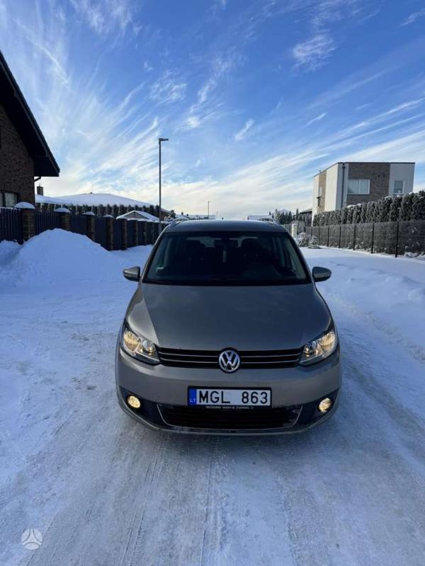 Brown Volkswagen Touran 2012 in Klaipeda, with an engine capacity of 1.60 L and mileage of 332 thousand km for 4700 €, photo 2 on AUTOMOTO.COM.LV