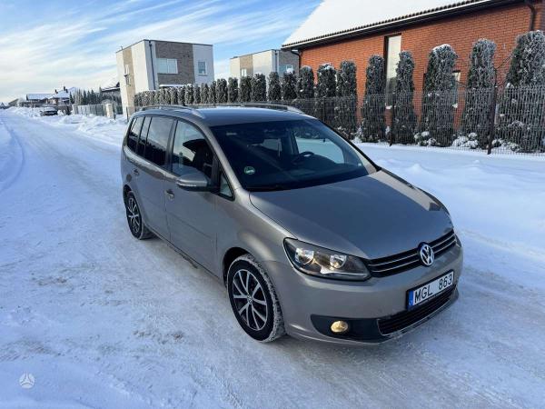 Brown Volkswagen Touran 2012 in Klaipeda, with an engine capacity of 1.60 L and mileage of 332 thousand km for 4700 €, photo 3 on AUTOMOTO.COM.LV