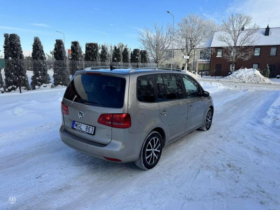 Brūns Volkswagen Touran 2012 Klaipėda, ar dzinēja tilpumu 1.60 L un nobraukumu 332 tūkst. km par 4550 €, foto 5 vietnē AUTOMOTO.COM.LV
