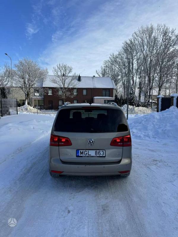Brown Volkswagen Touran 2012 in Klaipeda, with an engine capacity of 1.60 L and mileage of 332 thousand km for 4700 €, photo 6 on AUTOMOTO.COM.LV