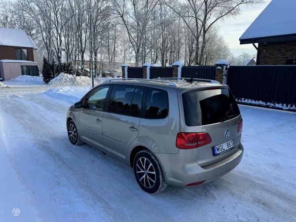 Brown Volkswagen Touran 2012 in Klaipeda, with an engine capacity of 1.60 L and mileage of 332 thousand km for 4700 €, photo 7 on AUTOMOTO.COM.LV