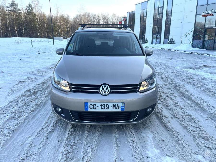 Brown Volkswagen Touran 2012 in Kaunas, with an engine capacity of 1.60 L and mileage of 275 thousand km for 5850 €, photo 2 on AUTOMOTO.COM.LV
