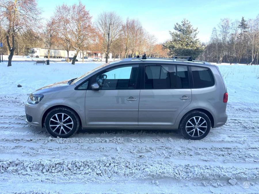 Brown Volkswagen Touran 2012 in Kaunas, with an engine capacity of 1.60 L and mileage of 275 thousand km for 5850 €, photo 4 on AUTOMOTO.COM.LV