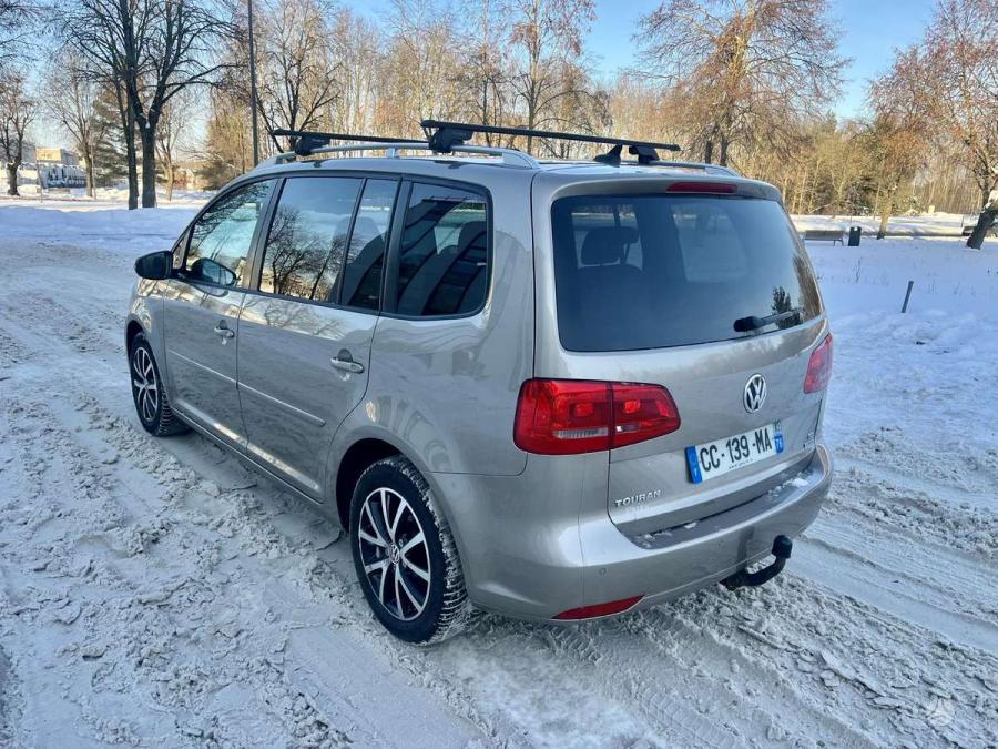 Brown Volkswagen Touran 2012 in Kaunas, with an engine capacity of 1.60 L and mileage of 275 thousand km for 5850 €, photo 5 on AUTOMOTO.COM.LV