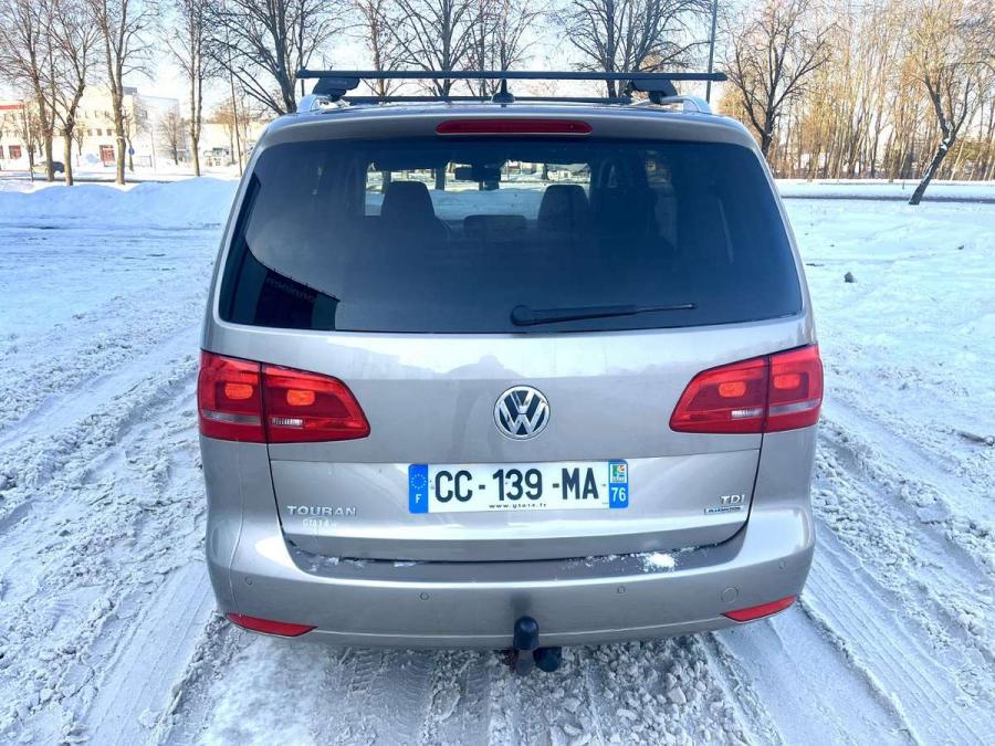 Brown Volkswagen Touran 2012 in Kaunas, with an engine capacity of 1.60 L and mileage of 275 thousand km for 5850 €, photo 6 on AUTOMOTO.COM.LV