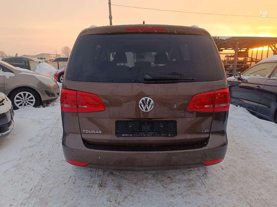Brown Volkswagen Touran 2012 in Kretinga, with an engine capacity of 1.39 L and mileage of 183 thousand km for 6650 €, photo 6 on AUTOMOTO.COM.LV