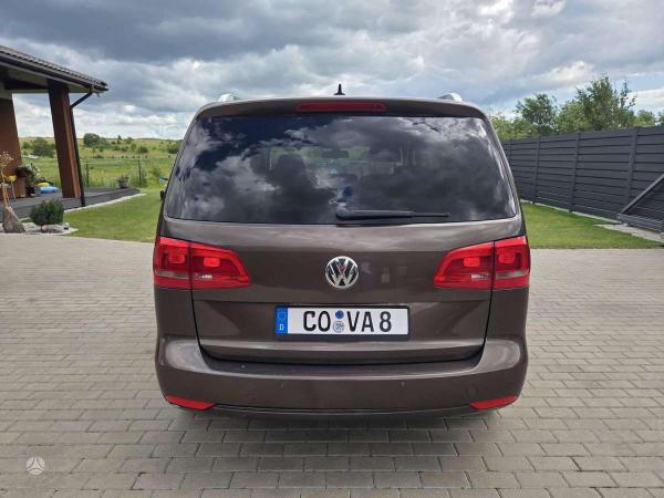 Brown Volkswagen Touran 2012 in Kaisiadorys, with an engine capacity of 1.97 L and mileage of 241 thousand km for 5650 €, photo 6 on AUTOMOTO.COM.LV