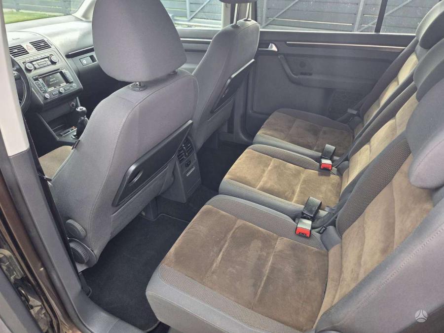 Brūns Volkswagen Touran 2012 Kaišiadorys, ar dzinēja tilpumu 1.97 L un nobraukumu 241 tūkst. km par 5650 €, foto 13 vietnē AUTOMOTO.COM.LV
