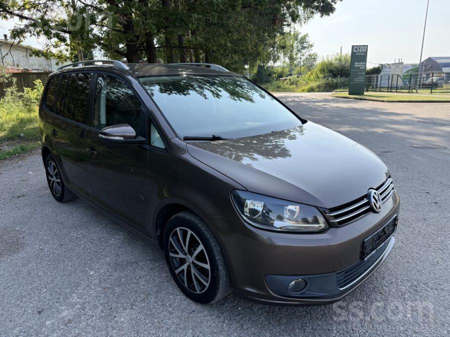 Brūns Volkswagen Touran 2012 Ogre, ar dzinēja tilpumu 2.00 L un nobraukumu 239 tūkst. km par 7999 €, foto 1 vietnē AUTOMOTO.COM.LV