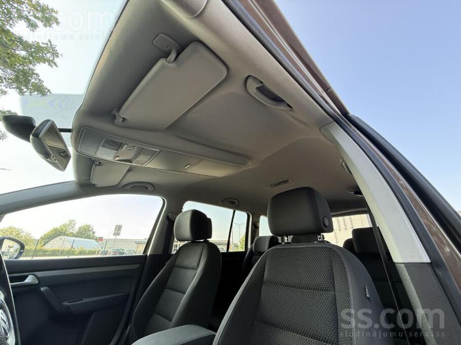Brūns Volkswagen Touran 2012 Ogre, ar dzinēja tilpumu 2.00 L un nobraukumu 239 tūkst. km par 7999 €, foto 14 vietnē AUTOMOTO.COM.LV