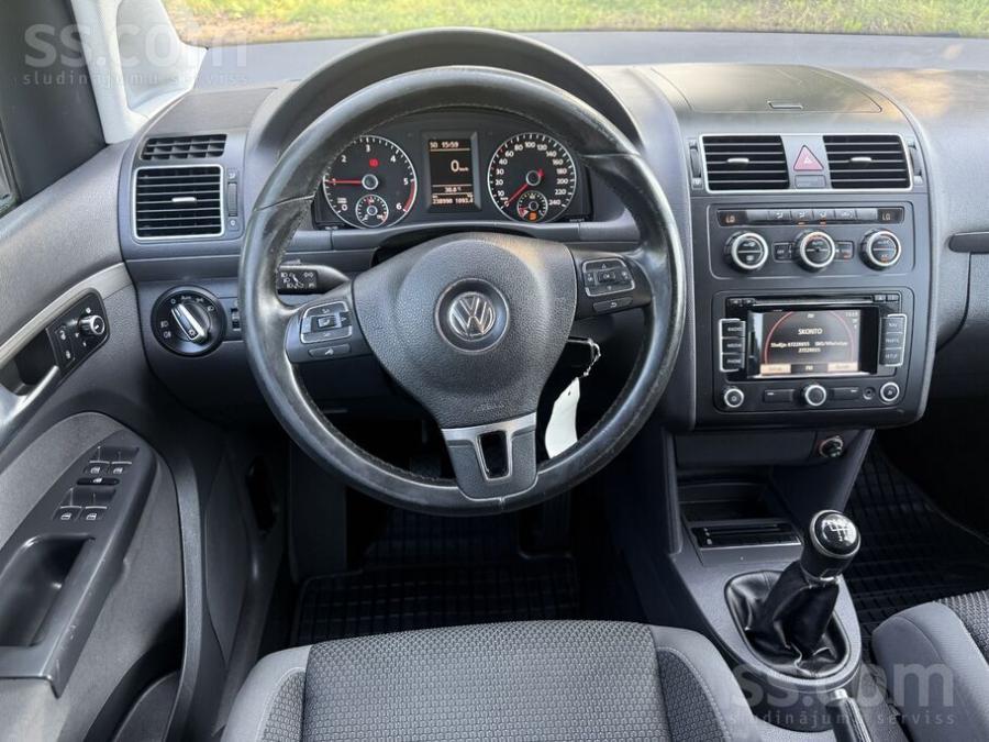 Brūns Volkswagen Touran 2012 Ogre, ar dzinēja tilpumu 2.00 L un nobraukumu 239 tūkst. km par 7999 €, foto 18 vietnē AUTOMOTO.COM.LV