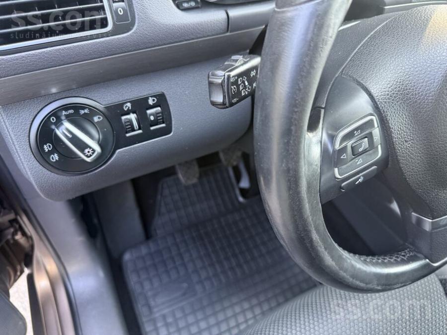Brūns Volkswagen Touran 2012 Ogre, ar dzinēja tilpumu 2.00 L un nobraukumu 239 tūkst. km par 7999 €, foto 20 vietnē AUTOMOTO.COM.LV