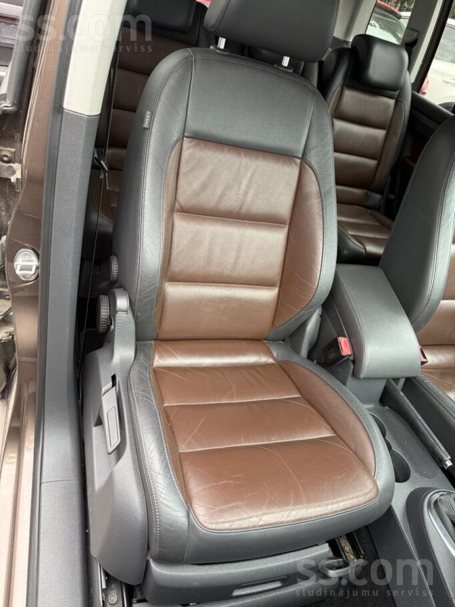 Brown Volkswagen Touran 2012 in Riga, with an engine capacity of 2.00 L and mileage of 280 thousand km for 7180 €, photo 13 on AUTOMOTO.COM.LV