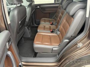 Brown Volkswagen Touran 2012 in Riga, with an engine capacity of 2.00 L and mileage of 280 thousand km for 7180 €, photo 14 on AUTOMOTO.COM.LV