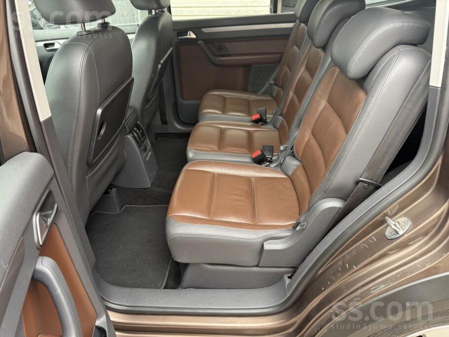 Brown Volkswagen Touran 2012 in Riga, with an engine capacity of 2.00 L and mileage of 280 thousand km for 7180 €, photo 14 on AUTOMOTO.COM.LV