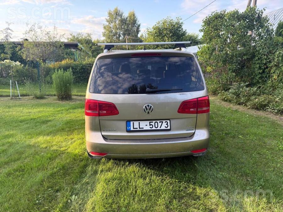 Brown Volkswagen Touran 2012 in Riga, with an engine capacity of 2.00 L and mileage of 300 thousand km for 5800 €, photo 5 on AUTOMOTO.COM.LV