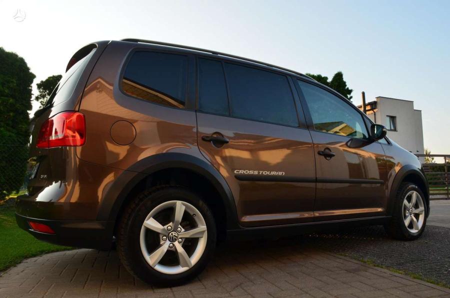 Brūns Volkswagen Touran 2012 Kauņa, ar dzinēja tilpumu 2.00 L un nobraukumu 185 tūkst. km par 6950 €, foto 1 vietnē AUTOMOTO.COM.LV