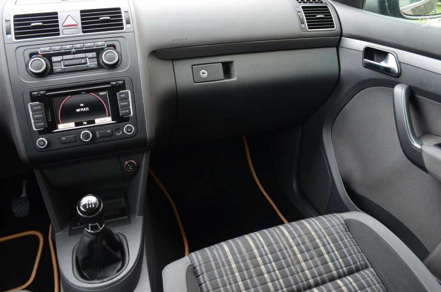 Brūns Volkswagen Touran 2012 Kauņa, ar dzinēja tilpumu 2.00 L un nobraukumu 185 tūkst. km par 6950 €, foto 42 vietnē AUTOMOTO.COM.LV