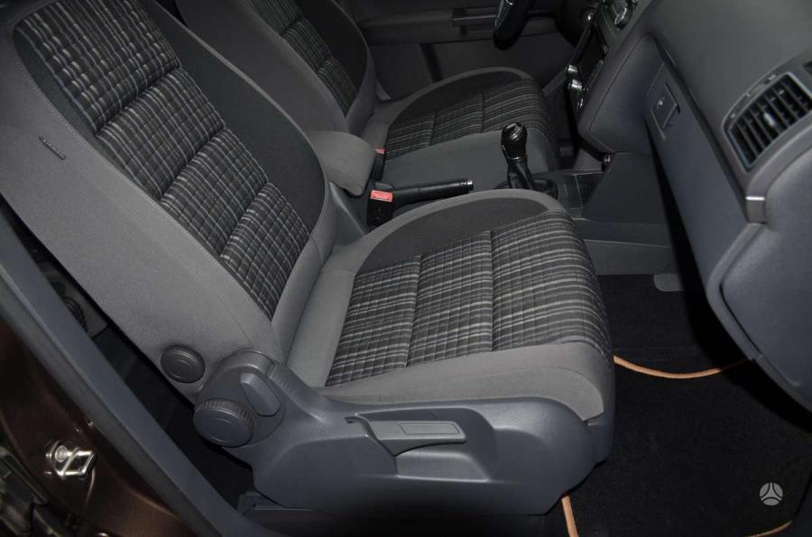 Brūns Volkswagen Touran 2012 Kauņa, ar dzinēja tilpumu 2.00 L un nobraukumu 185 tūkst. km par 6950 €, foto 44 vietnē AUTOMOTO.COM.LV