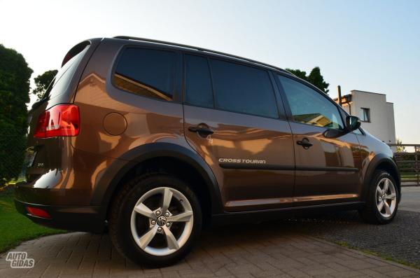 Brown Volkswagen Touran 2012 in Kaunas, with an engine capacity of 2.00 L and mileage of 185 thousand km for 6950 €, photo 1 on AUTOMOTO.COM.LV