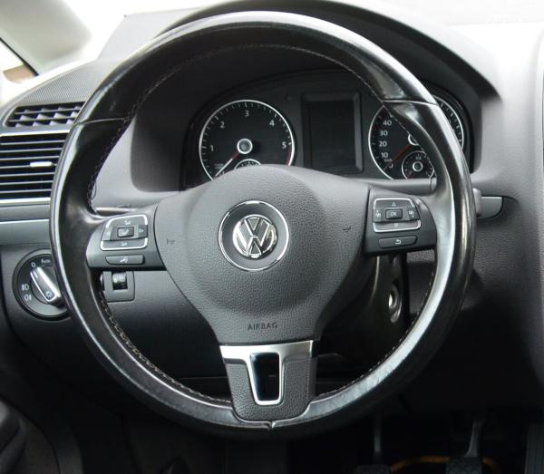 Brown Volkswagen Touran 2012 in Kaunas, with an engine capacity of 2.00 L and mileage of 185 thousand km for 6950 €, photo 3 on AUTOMOTO.COM.LV