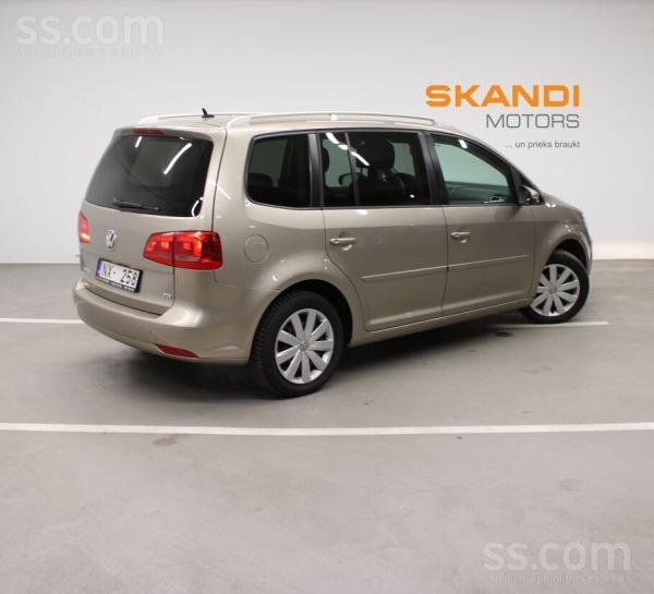 Brown Volkswagen Touran 2013 in Riga, with an engine capacity of 1.60 L and mileage of 274 thousand km for 8190 €, photo 4 on AUTOMOTO.COM.LV