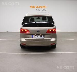 Brown Volkswagen Touran 2013 in Riga, with an engine capacity of 1.60 L and mileage of 274 thousand km for 8190 €, photo 5 on AUTOMOTO.COM.LV