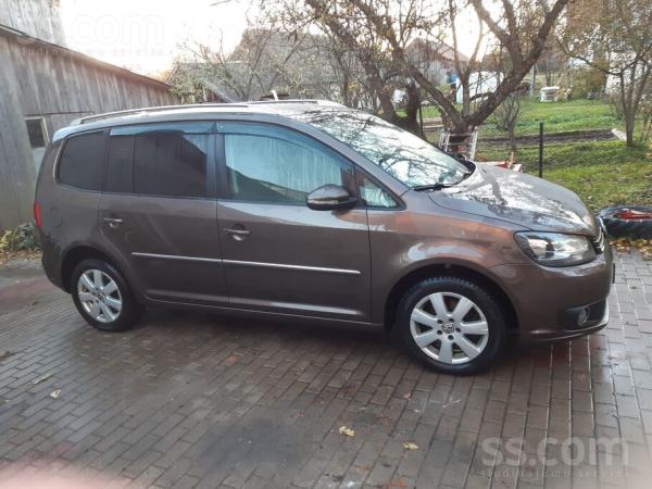Brown Volkswagen Touran 2013 in Rezekne, with an engine capacity of 2.00 L and mileage of 425 thousand km for 4000 €, photo 3 on AUTOMOTO.COM.LV