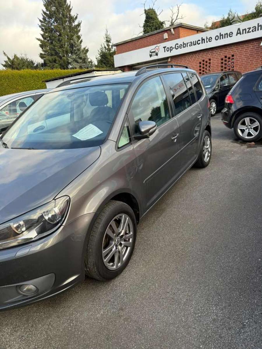 Brown Volkswagen Touran 2013 in Jurbarkas, with an engine capacity of 1.60 L and mileage of 250 thousand km for 5499 €, photo 1 on AUTOMOTO.COM.LV