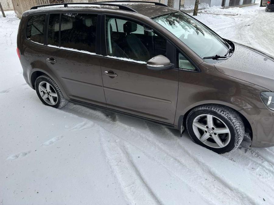 Brūns Volkswagen Touran 2013 Panevēža, ar dzinēja tilpumu 1.20 L un nobraukumu 321 tūkst. km par 3999 €, foto 2 vietnē AUTOMOTO.COM.LV