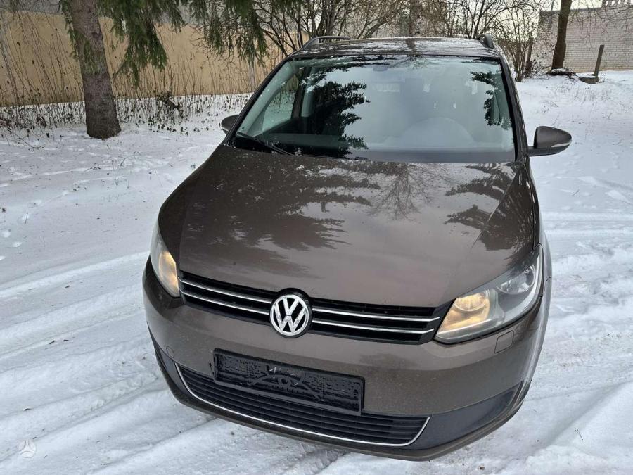 Brūns Volkswagen Touran 2013 Panevēža, ar dzinēja tilpumu 1.20 L un nobraukumu 321 tūkst. km par 3999 €, foto 3 vietnē AUTOMOTO.COM.LV
