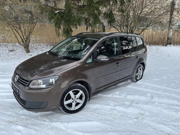 Brown Volkswagen Touran 2013 in Panevezys, with an engine capacity of 1.20 L and mileage of 321 thousand km for 3999 €, photo 4 on AUTOMOTO.COM.LV