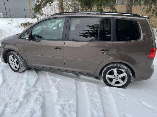 Brown Volkswagen Touran 2013 in Panevezys, with an engine capacity of 1.20 L and mileage of 321 thousand km for 3999 €, photo 5 on AUTOMOTO.COM.LV