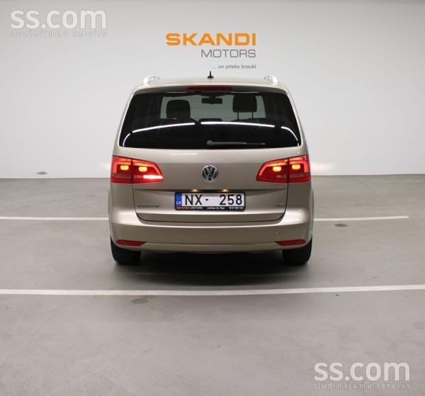 Brown Volkswagen Touran 2013 in Riga, with an engine capacity of 1.60 L and mileage of 274 thousand km for 7290 €, photo 5 on AUTOMOTO.COM.LV