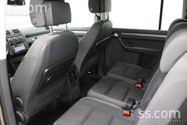 Brown Volkswagen Touran 2013 in Riga, with an engine capacity of 1.60 L and mileage of 274 thousand km for 7290 €, photo 9 on AUTOMOTO.COM.LV