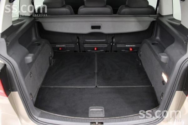 Brown Volkswagen Touran 2013 in Riga, with an engine capacity of 1.60 L and mileage of 274 thousand km for 7290 €, photo 10 on AUTOMOTO.COM.LV