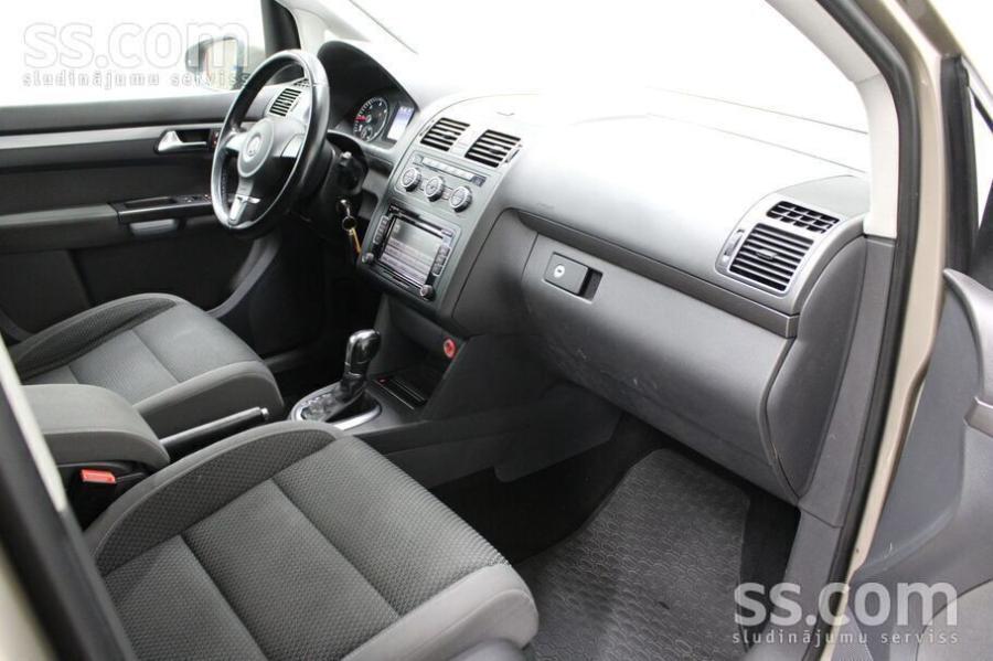 Brūns Volkswagen Touran 2013 Rīga, ar dzinēja tilpumu 1.60 L un nobraukumu 274 tūkst. km par 7290 €, foto 12 vietnē AUTOMOTO.COM.LV