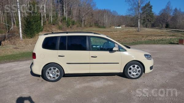 Brown Volkswagen Touran 2013 in Aluksne, with an engine capacity of 2.00 L and mileage of 0 thousand km for 2850 €, photo 10 on AUTOMOTO.COM.LV