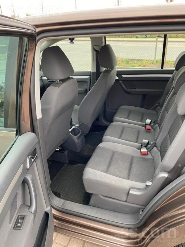 Brūns Volkswagen Touran 2013 Ventspils, ar dzinēja tilpumu 1.60 L un nobraukumu 166 tūkst. km par 6000 €, foto 8 vietnē AUTOMOTO.COM.LV
