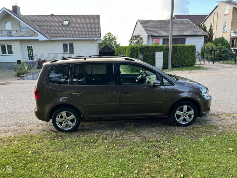 Brown Volkswagen Touran 2013 in Utena, with an engine capacity of 1.60 L and mileage of 254 thousand km for 5750 €, photo 7 on AUTOMOTO.COM.LV