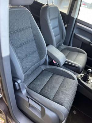 Brown Volkswagen Touran 2013 in Utena, with an engine capacity of 1.60 L and mileage of 254 thousand km for 5750 €, photo 12 on AUTOMOTO.COM.LV