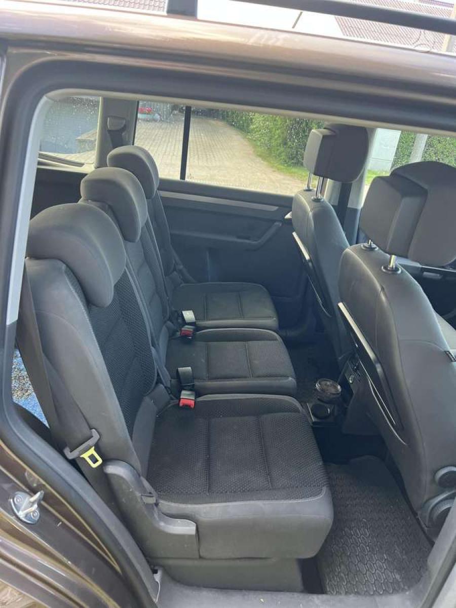 Brown Volkswagen Touran 2013 in Utena, with an engine capacity of 1.60 L and mileage of 254 thousand km for 5750 €, photo 16 on AUTOMOTO.COM.LV