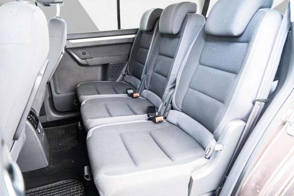 Brown Volkswagen Touran 2013 in Kaunas, with an engine capacity of 1.20 L and mileage of 322 thousand km for 5490 €, photo 9 on AUTOMOTO.COM.LV