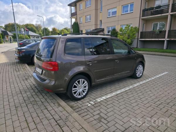 Brūns Volkswagen Touran 2013 Valmiera, ar dzinēja tilpumu 1.60 L un nobraukumu 295 tūkst. km par 4935 €, foto 5 vietnē AUTOMOTO.COM.LV