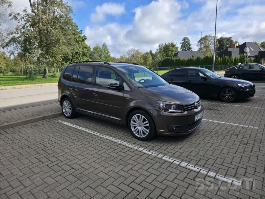 Brūns Volkswagen Touran 2013 Valmiera, ar dzinēja tilpumu 1.60 L un nobraukumu 295 tūkst. km par 4935 €, foto 7 vietnē AUTOMOTO.COM.LV