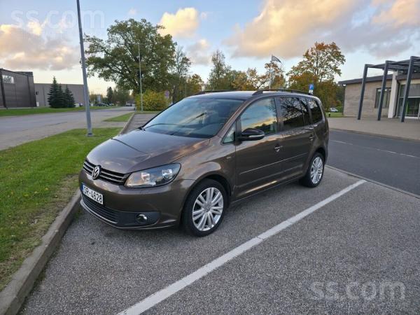 Brown Volkswagen Touran 2013 in Valmiera, with an engine capacity of 1.60 L and mileage of 295 thousand km for 4850 €, photo 1 on AUTOMOTO.COM.LV