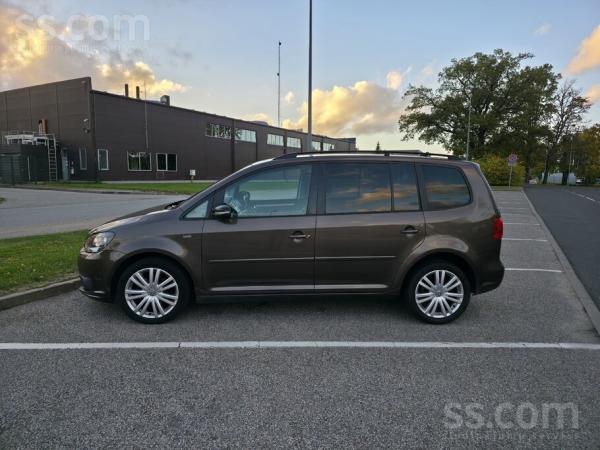 Brown Volkswagen Touran 2013 in Valmiera, with an engine capacity of 1.60 L and mileage of 295 thousand km for 4850 €, photo 3 on AUTOMOTO.COM.LV