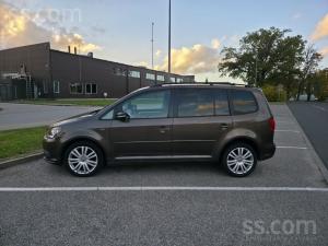 Brown Volkswagen Touran 2013 in Valmiera, with an engine capacity of 1.60 L and mileage of 295 thousand km for 4850 €, photo 3 on AUTOMOTO.COM.LV