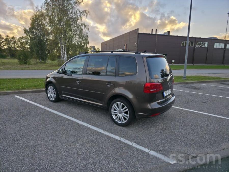 Brown Volkswagen Touran 2013 in Valmiera, with an engine capacity of 1.60 L and mileage of 295 thousand km for 4850 €, photo 4 on AUTOMOTO.COM.LV
